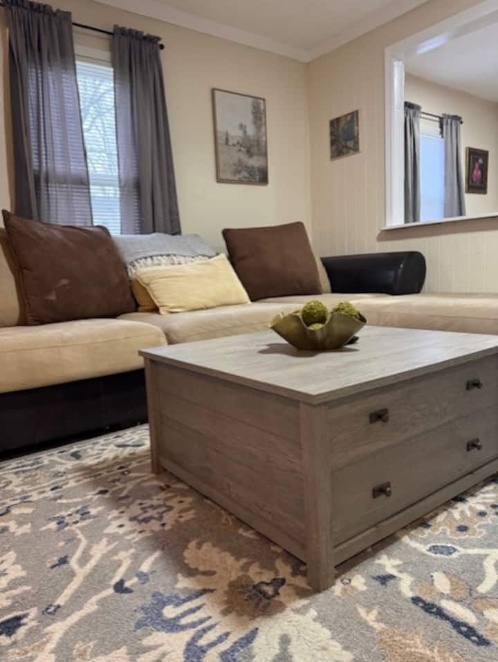 *Holland* 3 Br 2 Ba, 5 Beds - Home Away From Home - Holland, OH