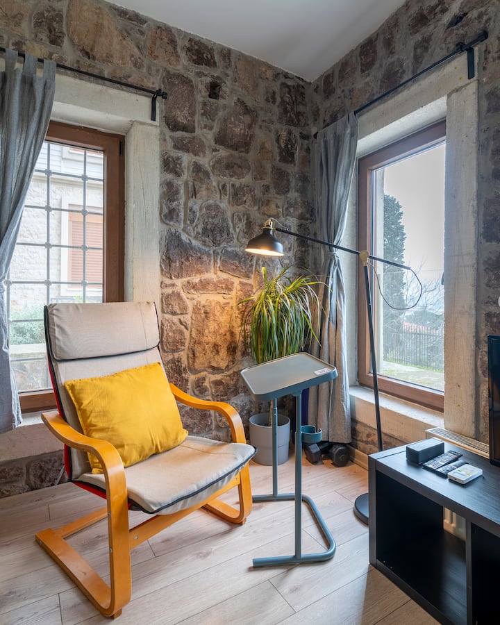 Stone House With Patio & Great View - Bornova