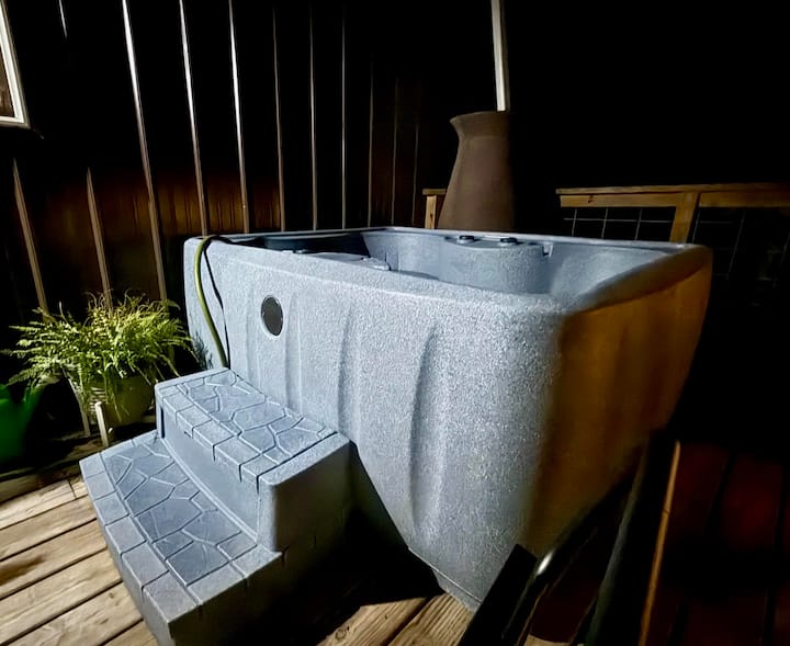 Secluded “Treehouse Feel” Cozy & Private, Hot Tub! - Illinois