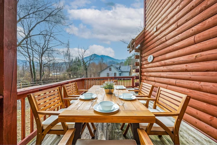 Easy Access Creekside Log Cabin With Hot Tub - Townsend, TN