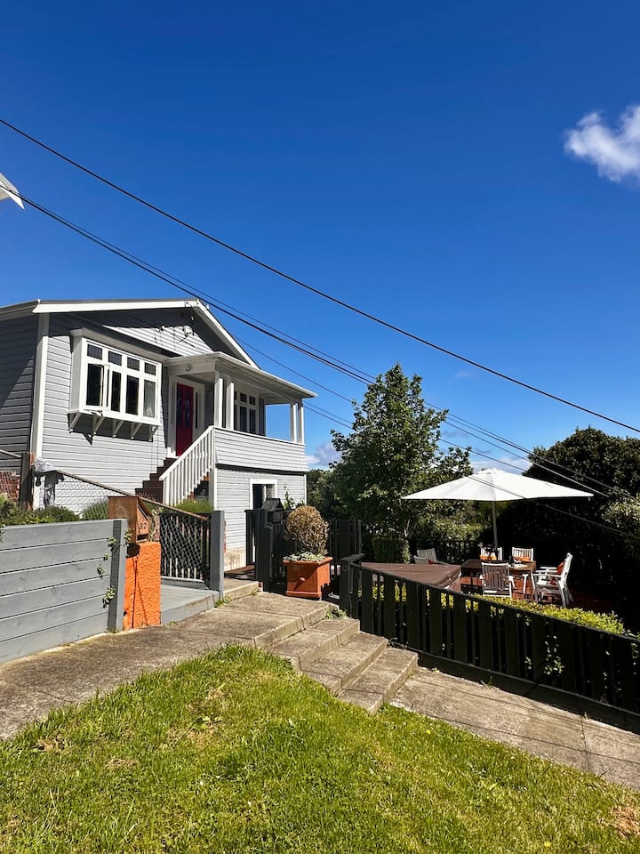 Spa At A 4 Bedroom Bungalow! - Wellington, New Zealand