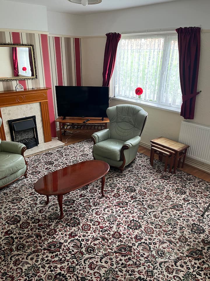 Entire Ground Floor - 2 Bedrooms Flat - Bridgend