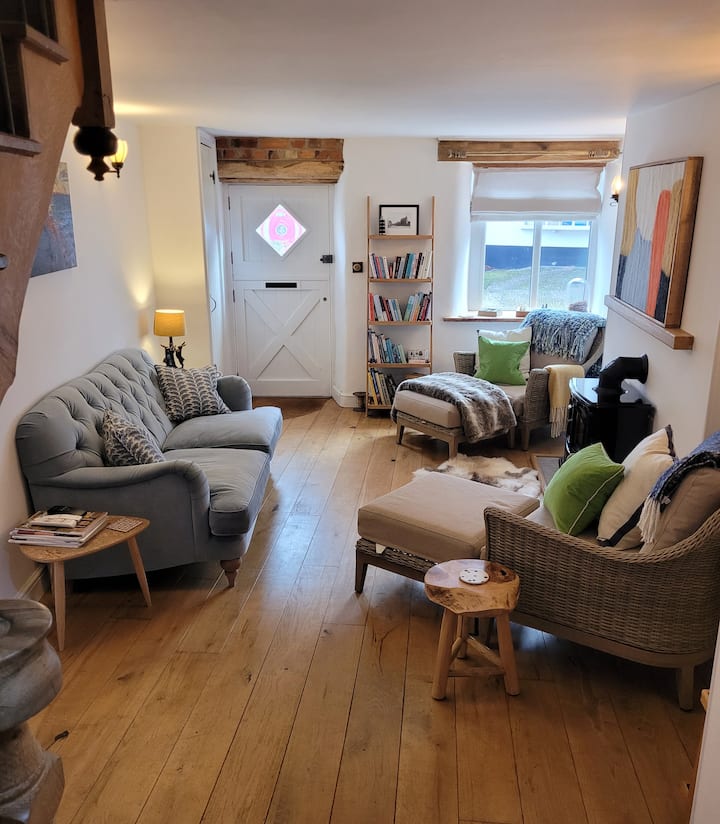 Character Filled Somerset Cottage In Aonb - Somerset