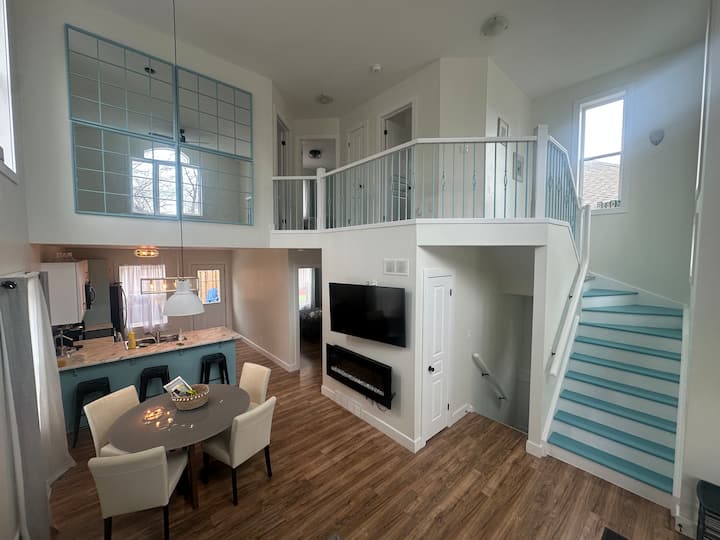 Light And Airy 4 Bedroom Cottage Downtown - Grand Bend
