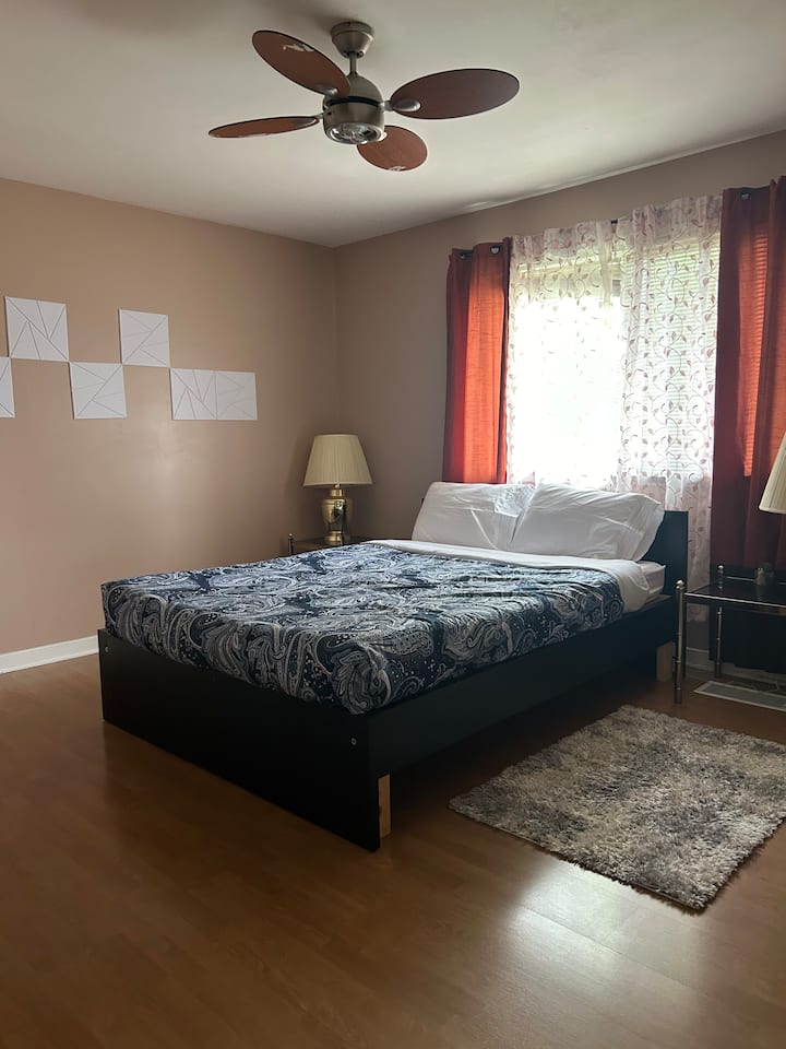 2 Bedrooms| Uni Of Manitoba|fully Fenced Backyard| - Winnipeg