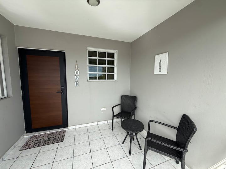 Lugar Encantador Con Estacionamiento Gratuito - Guaynabo