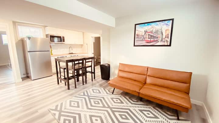 Lower Unit 1 Bedroom With Free Parking - 웰랜드