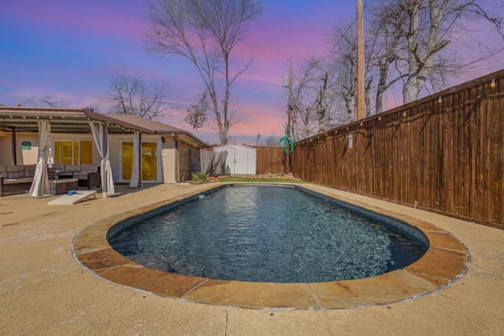 Modern 5br Retreat W/ Private Pool | 10 Min To Dfw - Irving, TX