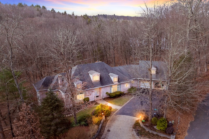 Fancy Poconos Castle & Indoor Mega 10+ Hot Tub - Delaware Water Gap, PA