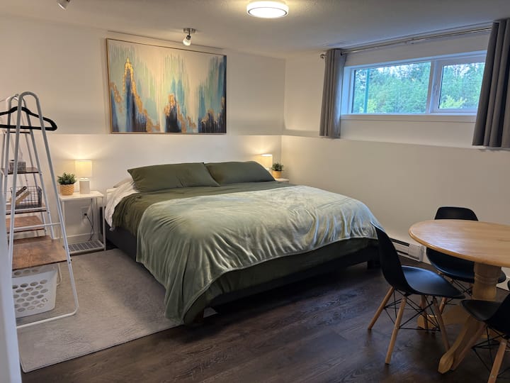 King Bed Studio & Pet Friendly! - Prince George