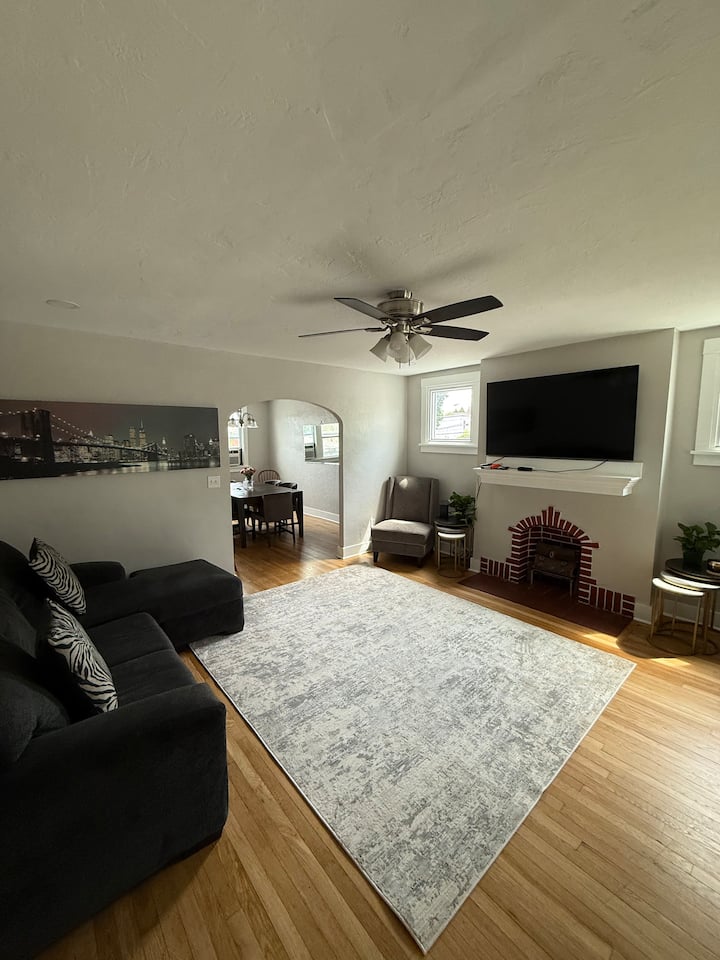 4 Bed 2 Bath Updated Town Home In Oakland! - Pittsburgh, PA