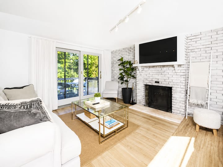 First Floor Stay With Shared Pool Near Yale - Branford, CT