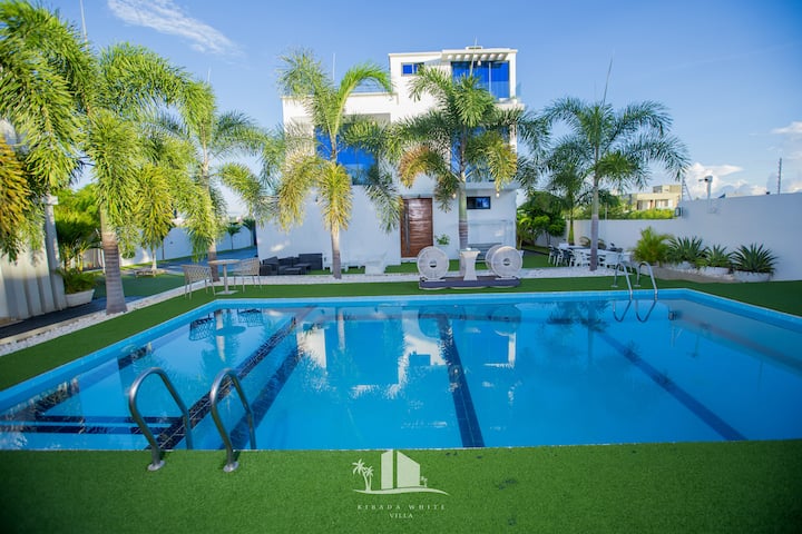 Cheerful Five Bedroom Villa With Pool - Tanzania