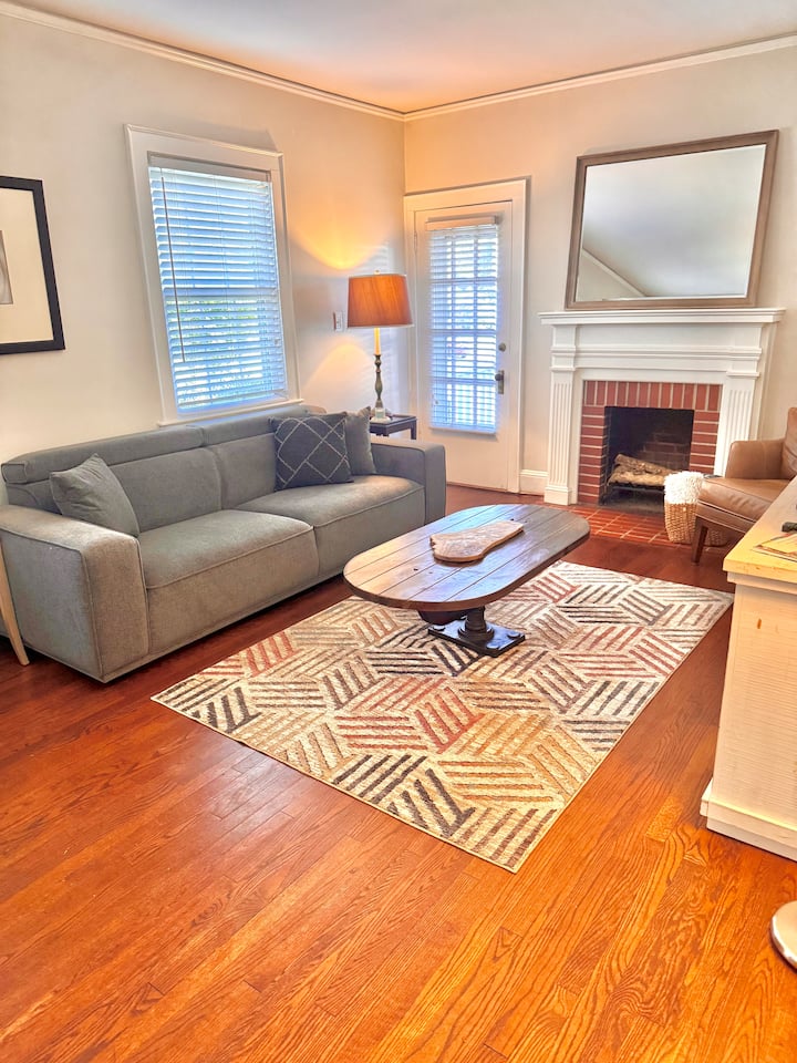 Cheerful Cottage W/work Space Near Hospitals - Winston-Salem, NC