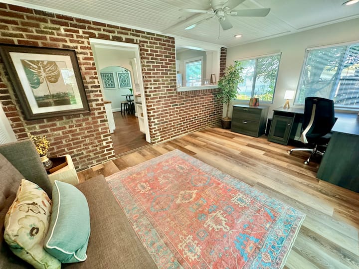 Cheerful Cottage W/work Space Near Hospitals - Winston-Salem, NC