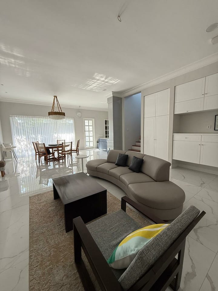 Private 4br American Villa - 306m2 - Surabaya