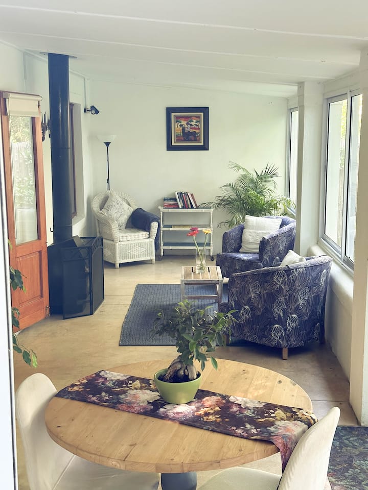 Cape Canary Cottage: Bright 1 Bedroom Farm Cottage - Stellenbosch