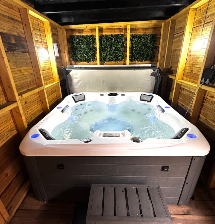House With Private Hot Tub. Central Location - Lincoln