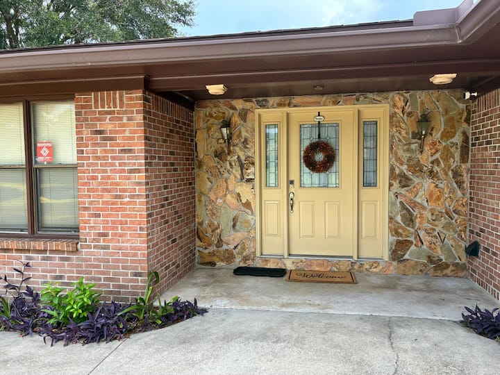 Awesome Unique, Brick Four Bedroom Lake House! - Jacksonville