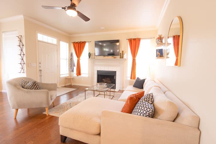 Corporate Condo Bliss Next To Amp & Pet Friendly! - Lowell, AR