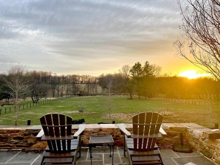 Blue Ridge Mountain Inspired: Wine Country Cottage - Lovettsville, VA