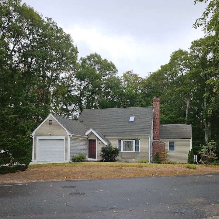 4br/2ba Vacation Retreat, Near Beaches & Main St - Barnstable, MA