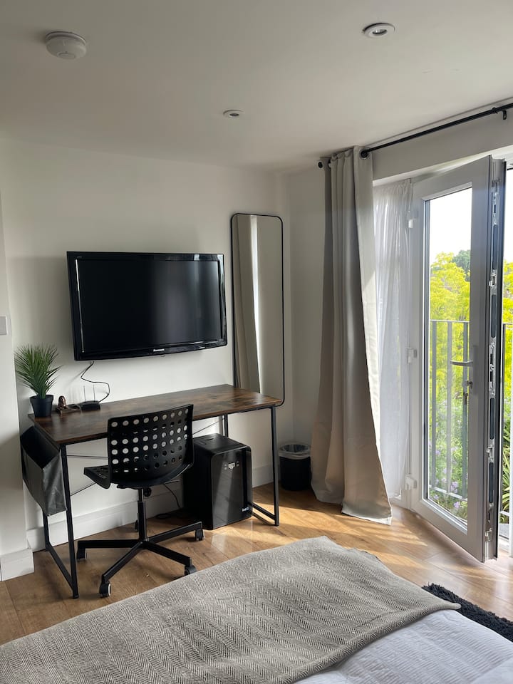 Modern Rm. Shared Lux Bathroom. Juliet Balcony. - London