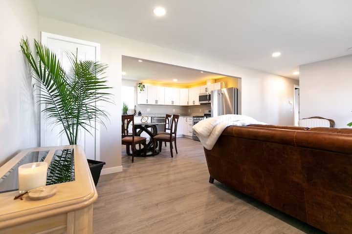 Black Brick Retreat/ 2 Full Kitchens, 3 Full Baths - Arvada, CO