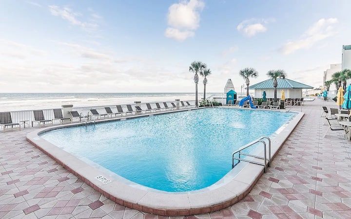 Sleeps 4: Family Friendly Beach Condo And Resort - Daytona Beach, FL