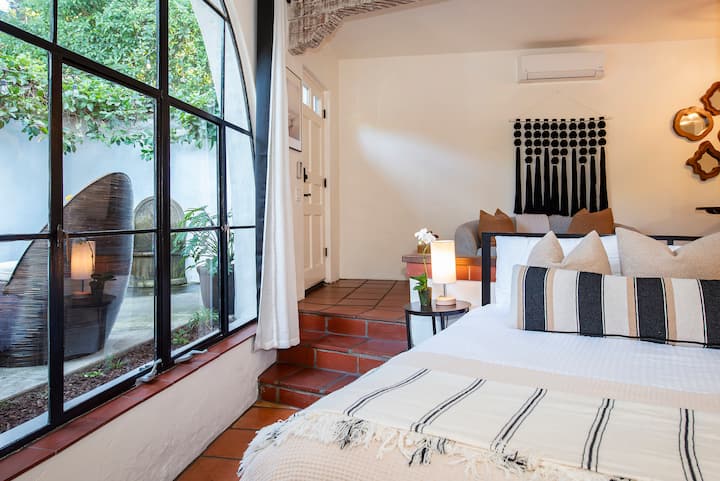 Sunlit Montecito Studio • Cozy Retreat With Patio - Montecito