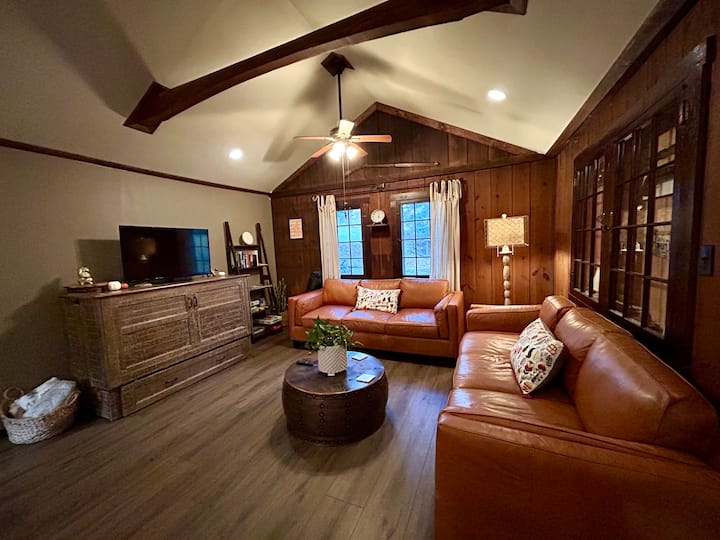 Waterfront Retreat @ The Slippery Moose Cottage - Slippery Rock University, Slippery Rock