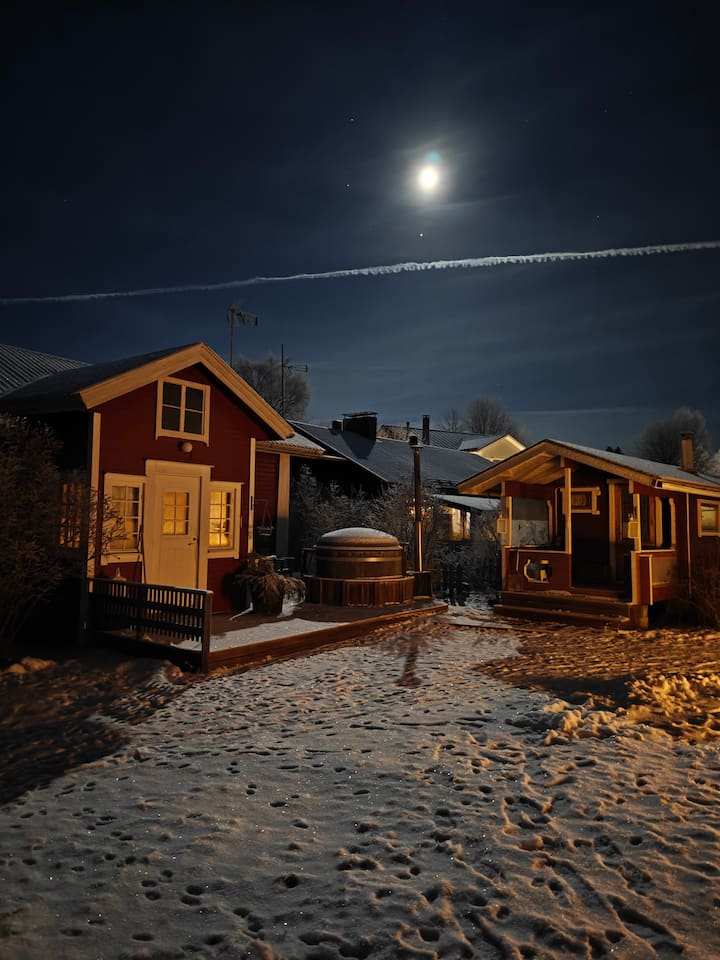 Tunnelmallinen Punainen Tupa - Ii