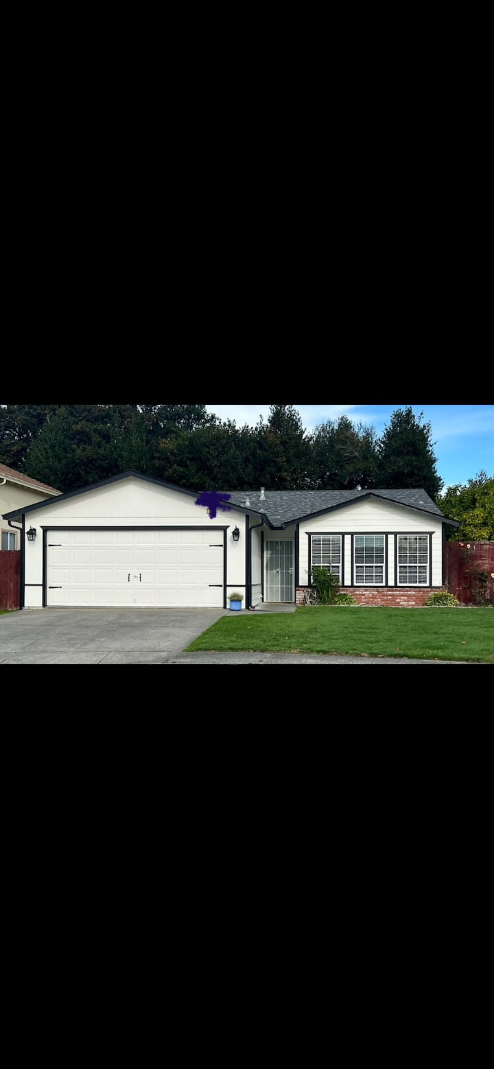 10 Minutes To Beaches And Redwoods. 3 Bed-2 Bath - McKinleyville, CA