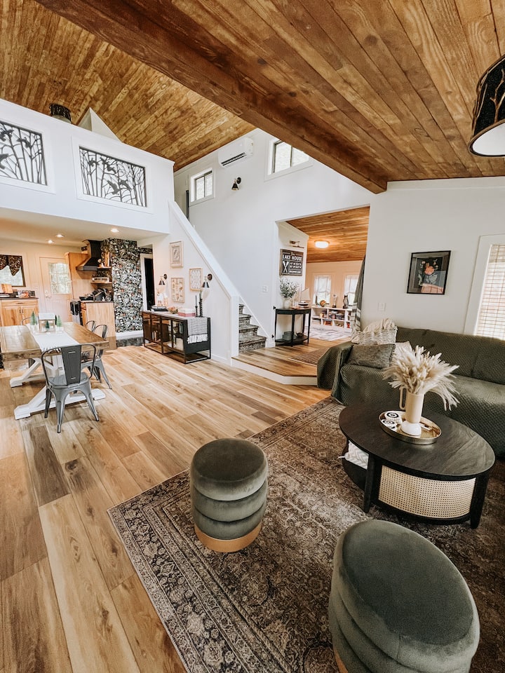 Whimsical Wooded Lake Retreat Close To Notre Dame - Constantine, MI