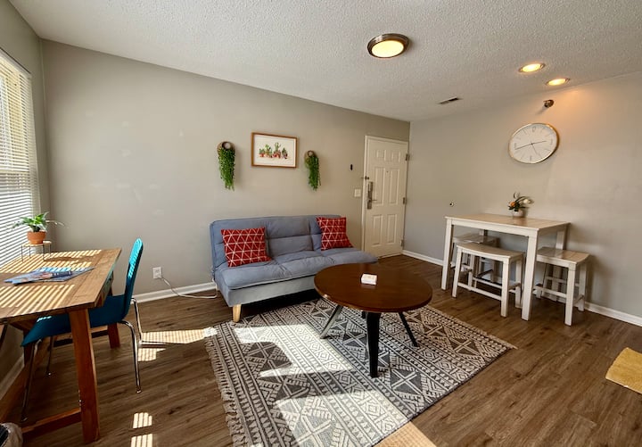 Centrally Located Near Aksarben Village Fun - Omaha, NE