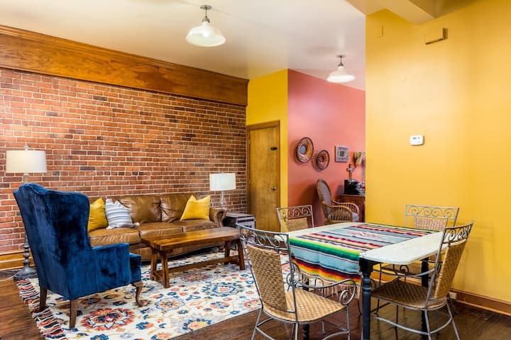 Sleeps 12,walkable,parking,2 Livingrooms+2kitchens - Kansas City, MO