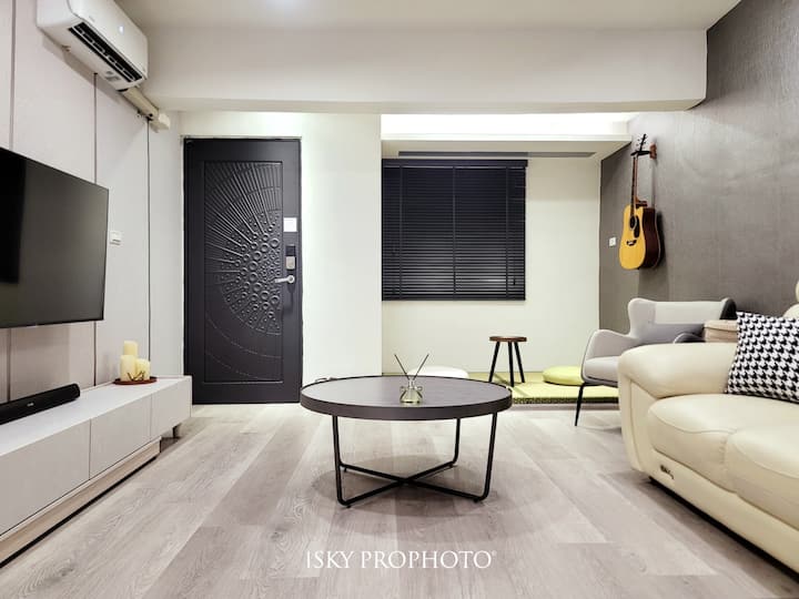 全新翻修*高雄1-7人日式現代風 步行5分鐘輕軌站/門口停車-近.高雄機場/衛武營/青年夜市可短月租 - Kaohsiung City