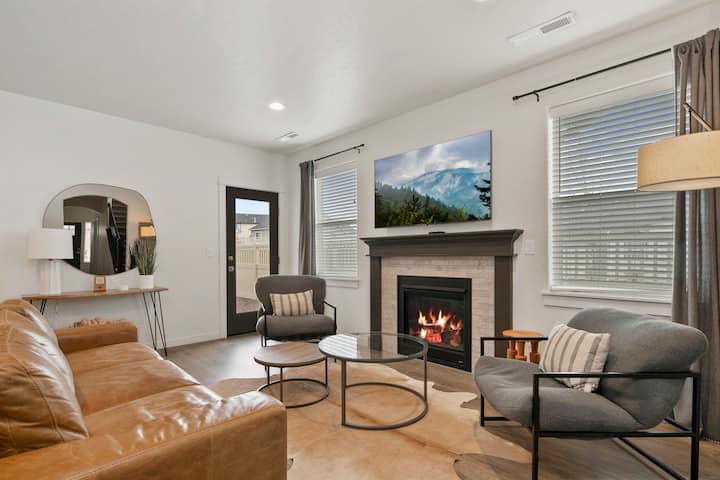 Fresh, Modern Comfort In Meridian - Meridian, ID
