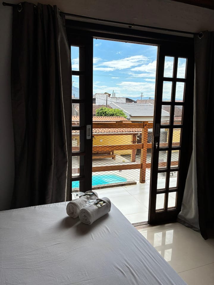 Apto(5) Com Sacada De Frente Para Piscina. - São Sebastião