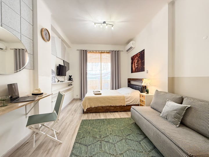 Ac.first Line From The Sea. Balcony.conditioner - Nizza