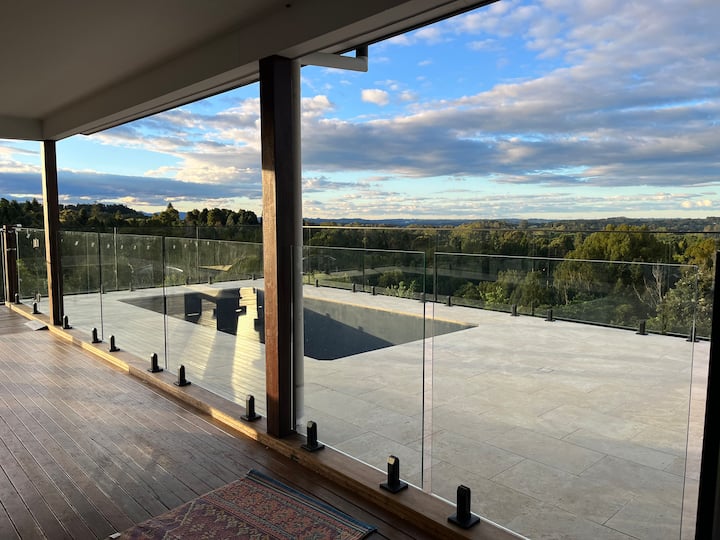 Modern Hinterland Escape - 리즈모어