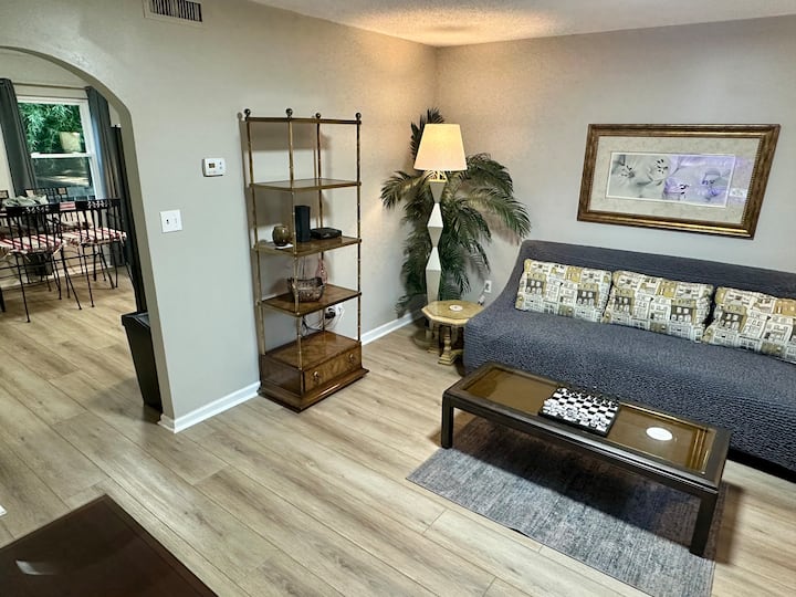 Blackout Shades, Desk, Smart Tv, Washer/dryer - Hickory, NC