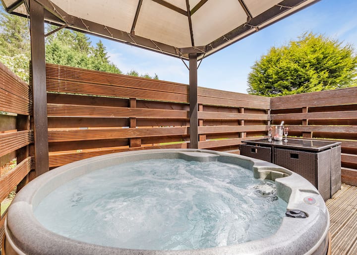 Buxton Lodge With Hot Tub - Leek