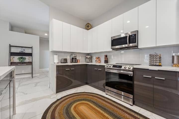 Upscale, Fully Renovated -3bed 2 Bath - Glendale, AZ