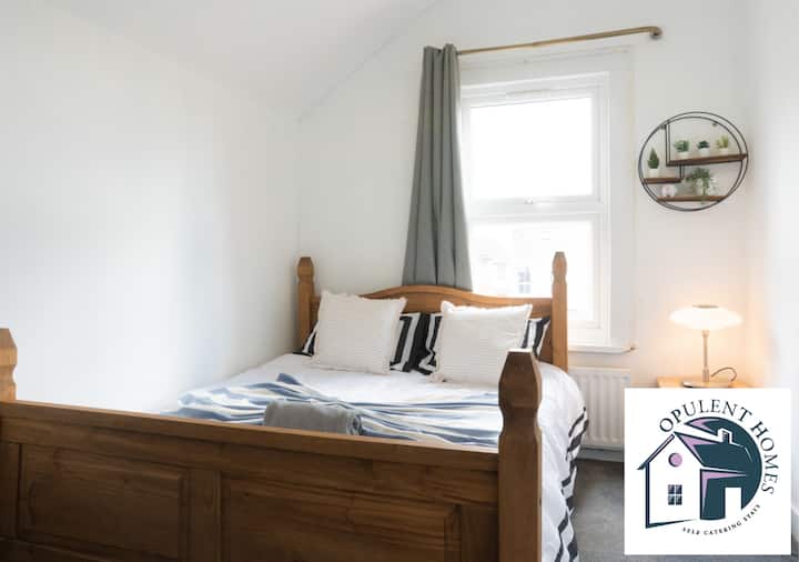 Reading 4br | Sleeps 8 | Near Town Centre/wifi - Reading