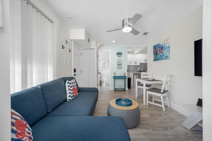 Ella's Paradise ~ Pool View Getaway For 2 - Madeira Beach, FL