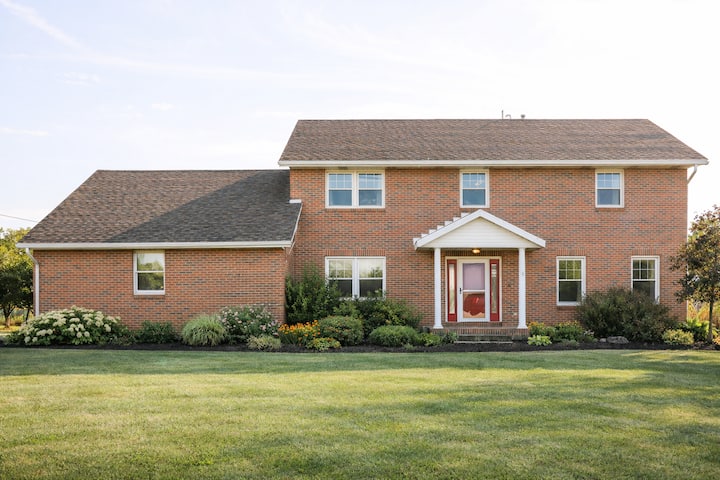 Spacious 6br Retreat With Hot Tub & Fire Pit - Springfield, OH