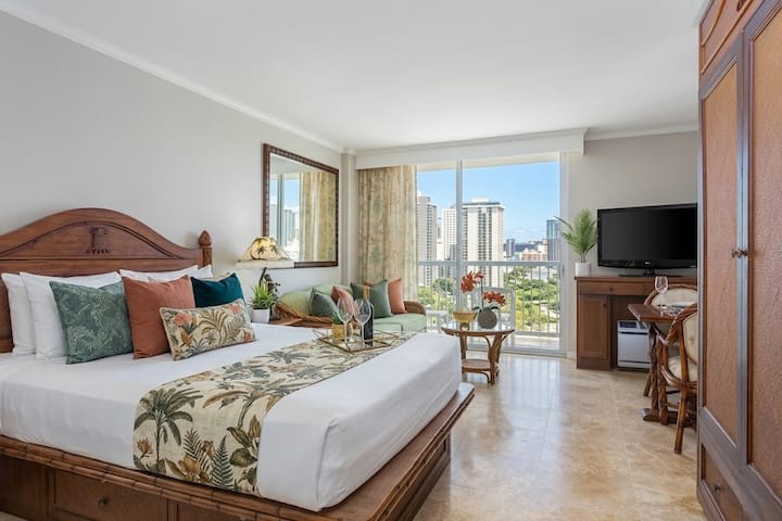 Waikiki Cozy And Spacious Studio With Balcony - Honolulu