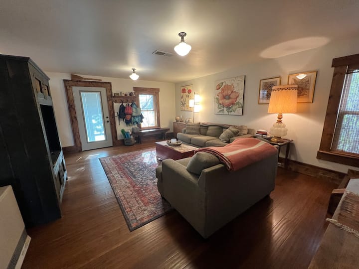 Whiskey Cottagehosts Include 4 Cats & 2 Dogs! - Livingston, MT