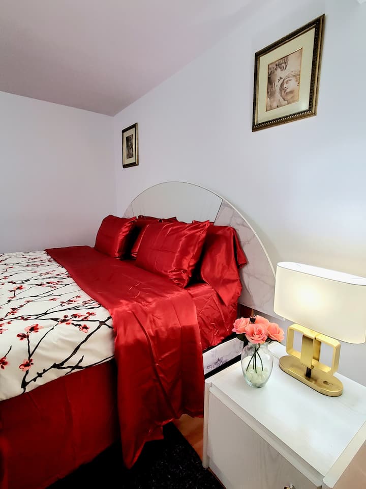King Bed! 2 Parking! 55"tv! Side Entr! Private! - Vaughan